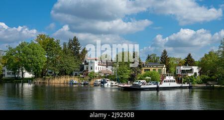 Small boat docks, recreationists and houses on the Havel between Berlin ...