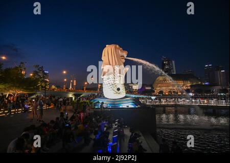 Evening view of the iconic Merlion and and Singapore skyline Stock ...