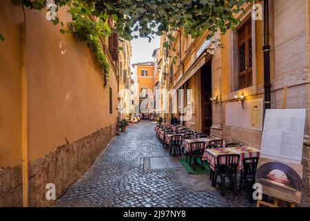 Small street cafe in Rome at the Colosseum Stock Photo - Alamy