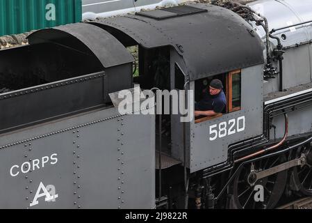 A steam engine pulls into Howarth train station Stock Photo - Alamy