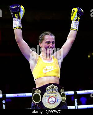 Ellie Scotney celebrates victory against Maria Cecilia Roman in the WBA ...