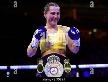 Ellie Scotney celebrates victory against Maria Cecilia Roman in the WBA ...