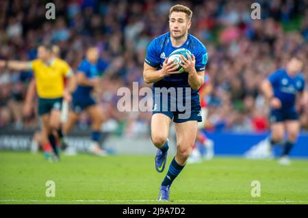 Jordan Larmour of Leinster runs with the ball during the Investec Rugby ...