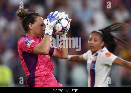 Christiane Endler (1 Olympique Lyonnais) in action during the UEFA ...