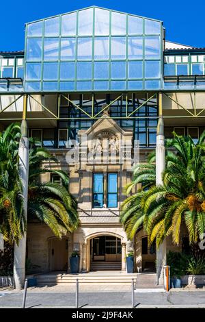 Hôtel Mercure Bordeaux Château, Chartrons, Bordeaux, France Stock Photo ...