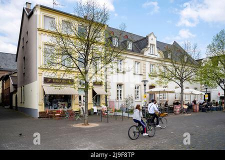 Deutschland, NRW, Erftstadt-Lechenich, Markt mit Rathaus von Westen ...