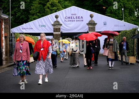 People shelter from the rain as they leave Canada Day festivities on ...