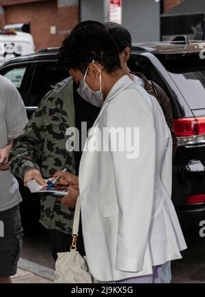 Ariana DeBose sign autograph to the fan at Covenant House Night of ...