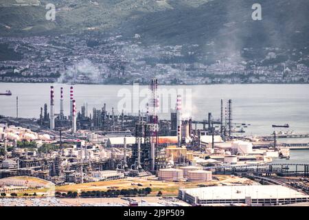Turkey - May 19, 2022 : Tupras Izmit oil refinery, Tupras is Turkey's ...