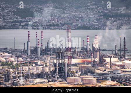 Turkey - May 19, 2022 : Tupras Izmit oil refinery, Tupras is Turkey's ...