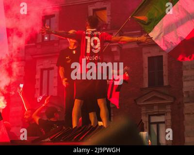 Stefano Pioli hughs Olivier Giroud of during the AC Milan Serie A ...