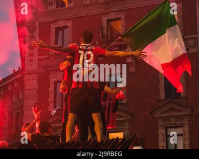 Stefano Pioli hughs Olivier Giroud of during the AC Milan Serie A ...