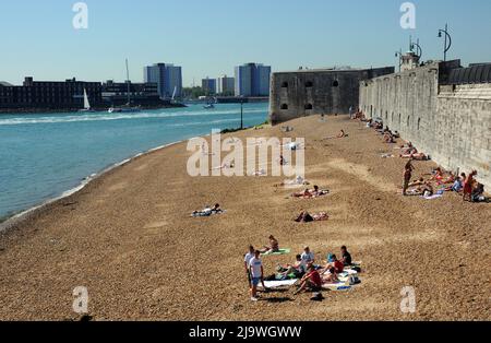 THE HOT WALLS AND THE ROUND TOWER SALLYPORT, OLD PORTSMOUTH PIC MIKE ...