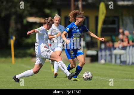 May 7, 2022, %G: Melanie Brunnthaler and Leonie Christin Tragl fight ...