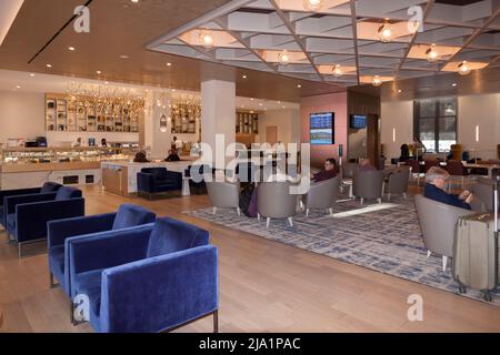 Amtrak's Metropolitan Lounge waiting room in the new Moynihan Train ...