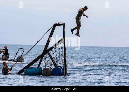 A French Desert Commando Course (FDCC) instructor briefs U.S. Army ...