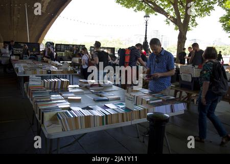 Secondhand book stall southbank London Stock Photo - Alamy