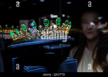Queen Victoria's Emerald and Diamond Tiara Stock Photo - Alamy