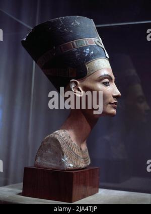 Bust of Queen Nefertiti - Egypt 1912-1928- Queen Nefertiti was the ...