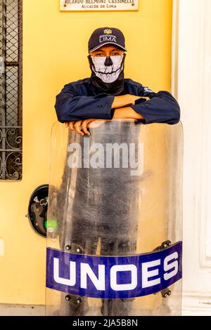 Police officer with riot shield outside the Presidential Palace in ...