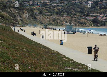 Shoreline of Torrance Beach, Located in the South Bay of Los Angeles ...
