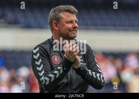 Lee Briers Wigan Warriors assistant coach celebrates the cup win Stock ...