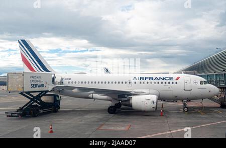 Servair Parisair catering box on lifting platform sticking to Airbus ...