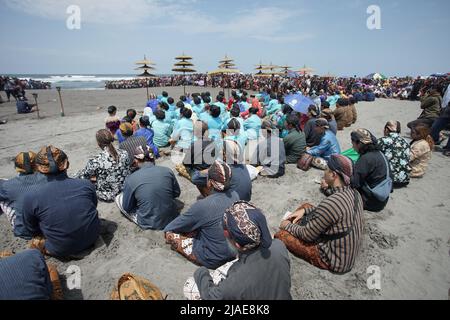 Javanese residents held Labuhan Hondodento rituals at Parangkusumo ...