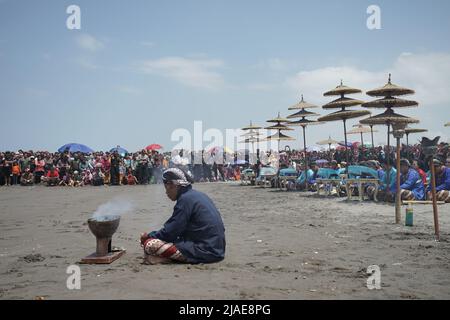 Javanese residents held Labuhan Hondodento rituals at Parangkusumo ...
