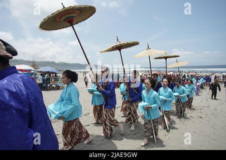 Javanese residents held Labuhan Hondodento rituals at Parangkusumo ...