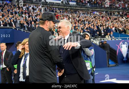 coach Juergen KLOPP r. (JÃ rgen)(LFC) in conversation with employees ...