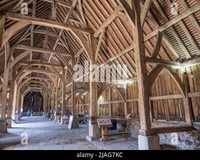 General view of the central timberwork inside Harmondsworth Great Barn ...