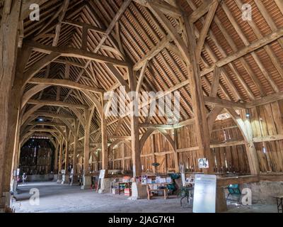 General view of the central timberwork inside Harmondsworth Great Barn ...