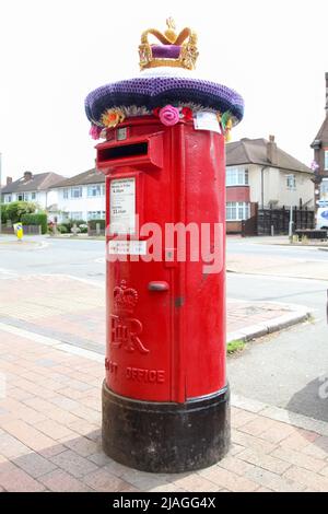 A WI crochet Post Box Topper in Henley-on-Thames town centre inspired ...