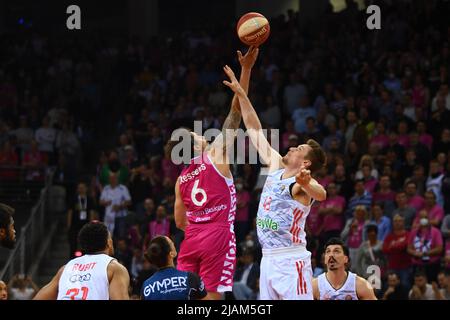 Michael Kessens (Telekom Baskets Bonn) mit Ball, Vet Concept Gladiators ...