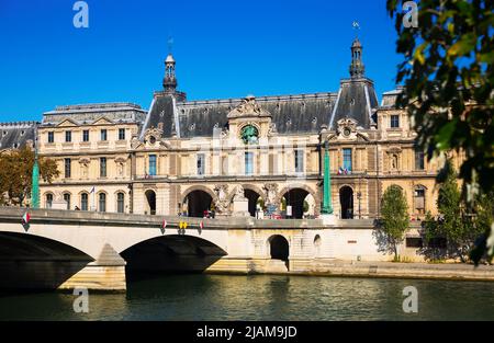 Pont du Carrousel leading to Louvre palace Stock Photo - Alamy