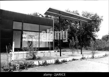 Das Foto zeigt das leerstehende Gebäude einer ehemaligen Tankstelle ...