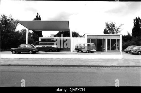 Das Foto zeigt das leerstehende Gebäude einer ehemaligen Tankstelle ...