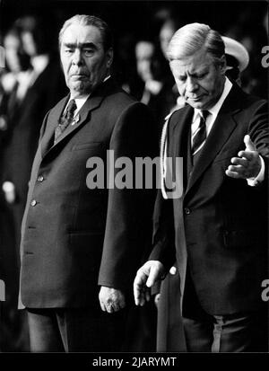 Bundeskanzler Helmut Schmidt (rechts) und Bundespräsident Walter Scheel ...
