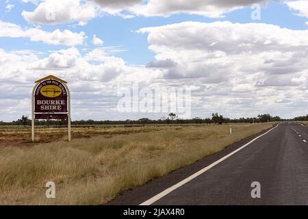 The welcome sign to Bourke, New South Wales Stock Photo - Alamy