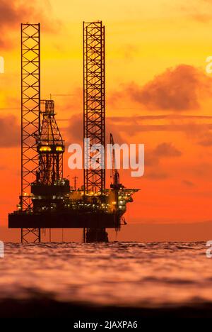 Offshore oil rig in the South China Sea Stock Photo - Alamy