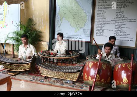 Pinpeat orchestra, Silver Pagoda complex, Phnom Penh, Cambodia Stock ...