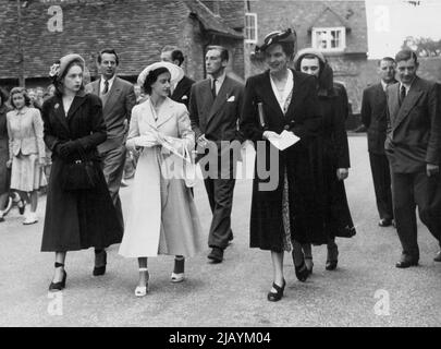 The Royal Family at Lady Smith -- The King having an informal chat with ...