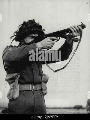 Sterling Submachine Gun Stock Photo - Alamy