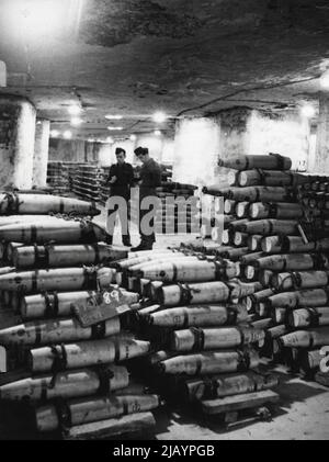 An M114 155 mm Howitzer in firing position Stock Photo - Alamy