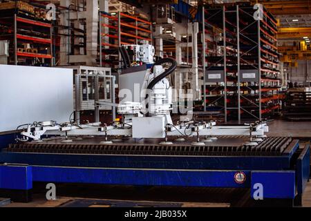 Mechanical vacuum metal sheet lifter loading to production line Stock ...