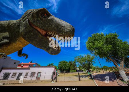 Una escultrua de dinosaurio Tiranosaurio rex en Esqueda, Mexico Stock ...