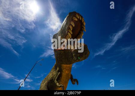 Una escultrua de dinosaurio Tiranosaurio rex en Esqueda, Mexico Stock ...