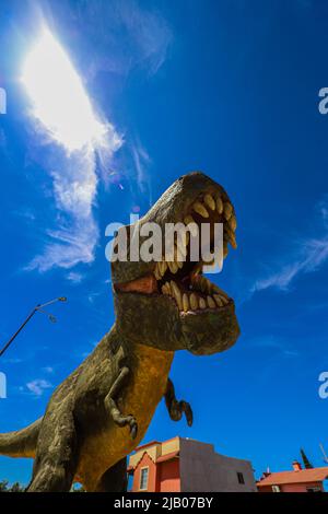 Una escultrua de dinosaurio Tiranosaurio rex en Esqueda, Mexico Stock ...