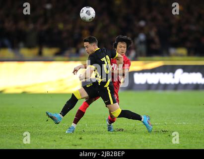 Yue Tze Nam (R) of Hong Kong and Dareen Yee Deng Lok (L) of Malaysia in ...